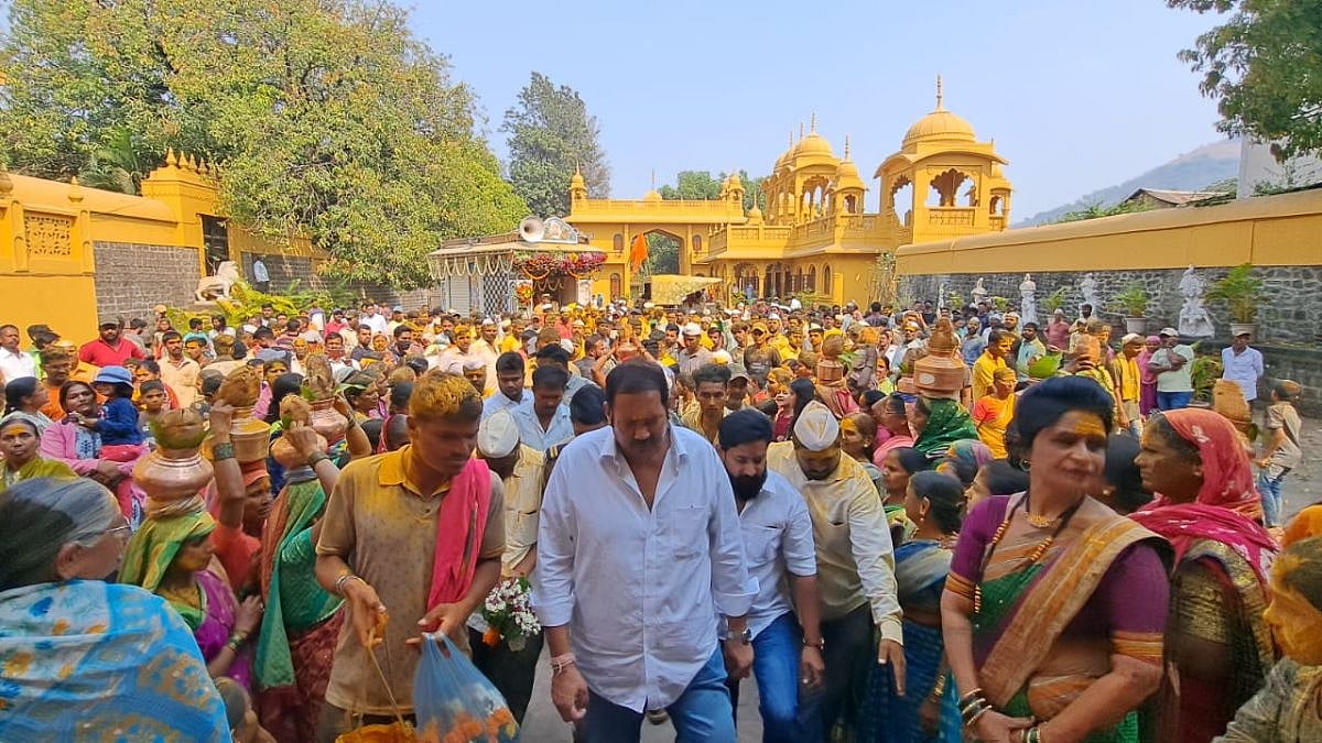 PHOTO : साताऱ्यात आदमापूरच्या बाळूमामांचा जयघोष; भंडाऱ्यानं माखलं ...