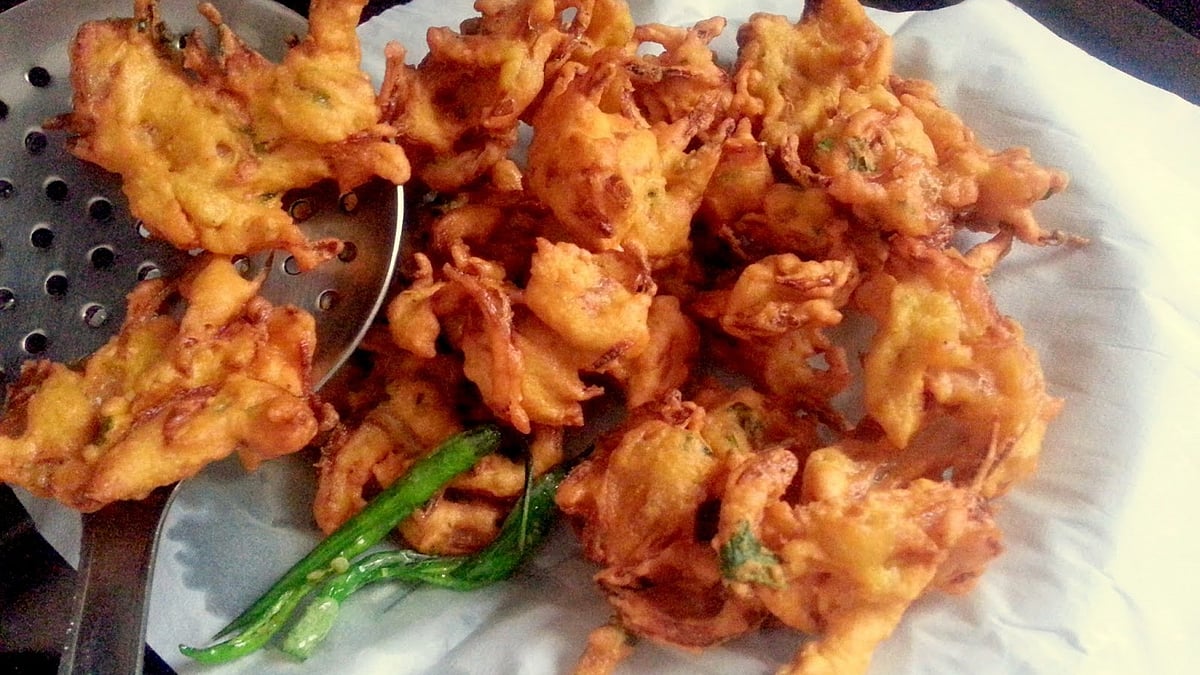 Cooking Tips | तुमची भजी खूप तेलकट होतात का ? जाणून घ्या कारणे आणि उपाय ...