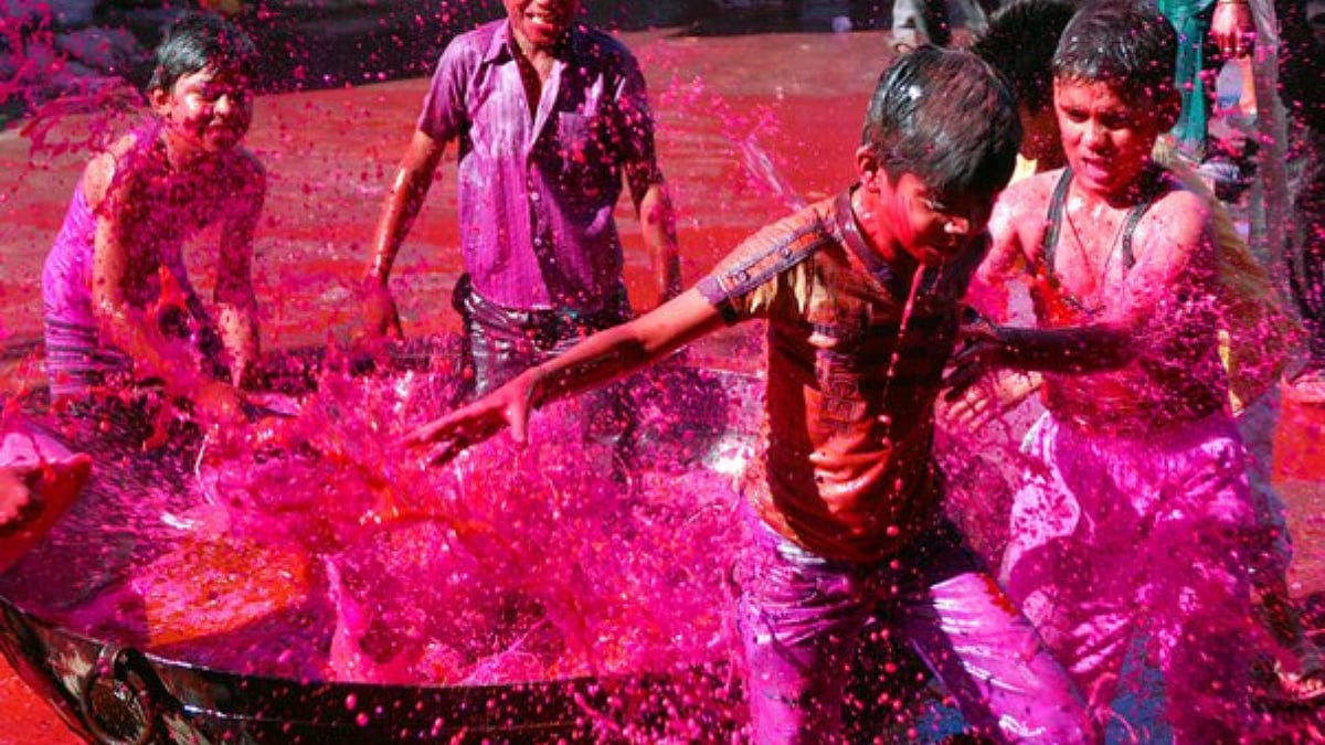 Holi Festival | होळी खेळल्यानंतर अशी आंघोळ कधी केलीय का ? नसेल केली तर ...