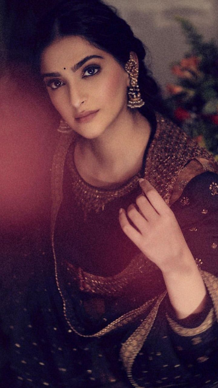 इन आँखों से वाबस्ता अफसाने हजारो है! Sonam Kapoor