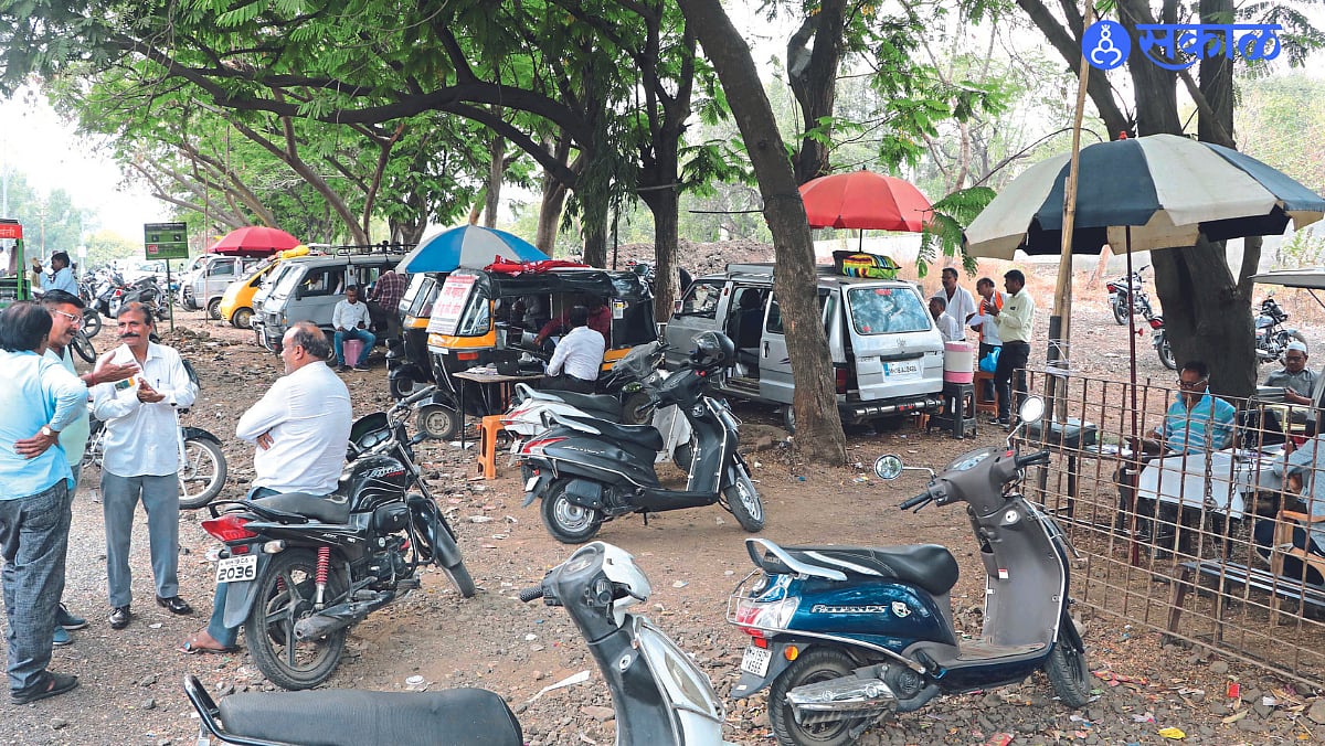 Jalgaon News : ‘एसपी’ निवासस्थानालगत RTO एजंटची जत्रा; वाहतुकीचा खोळंबा ...