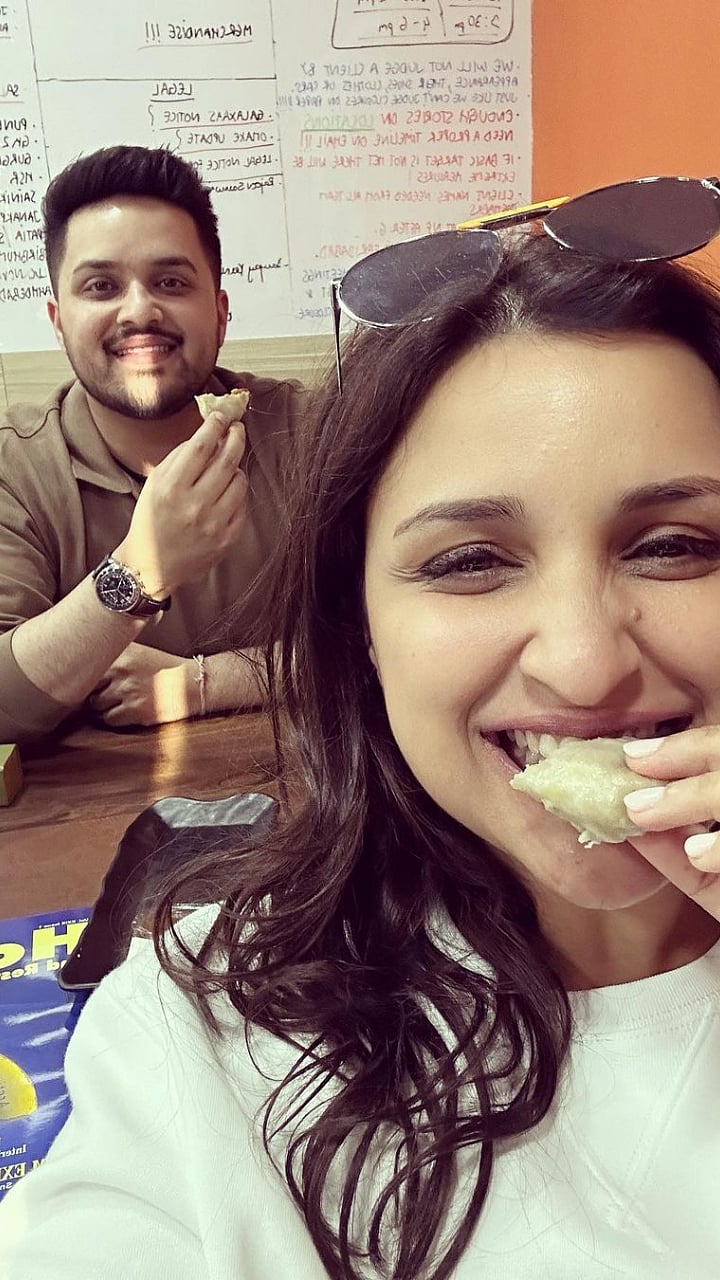 Parineeti Chopra : परिणीतीच्या फोटोत चाहते शोधतायत राघव चड्ढा, म्हणे…