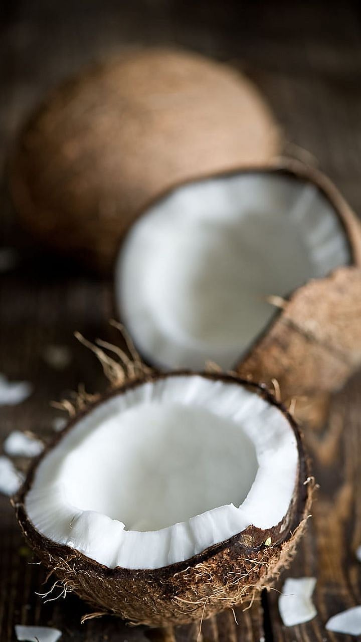 Breaking Coconut : देवासमोर नारळ का फोडतात?