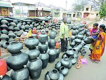 Dhule News : वॉटर फिल्टरच्या जमान्यातही ‘माठा’शी नाळ कायम उन्हाची ...