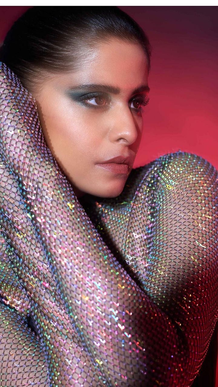 आज चांदणे उन्हात हसले तुझ्यामुळे.. Sai Tamhankar