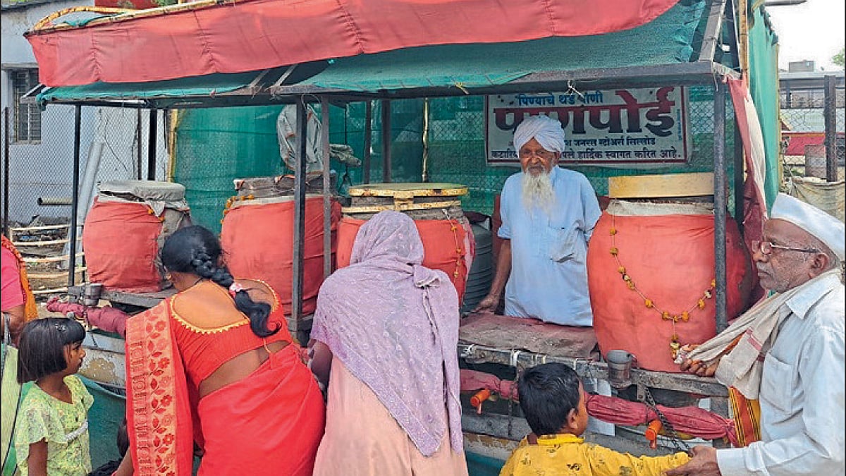 अभिमानास्पद ! सिल्लोड एसटी स्टँडवर 102 वर्षांचे हाजीसाहेब अविरत चालवतात पाणपोई