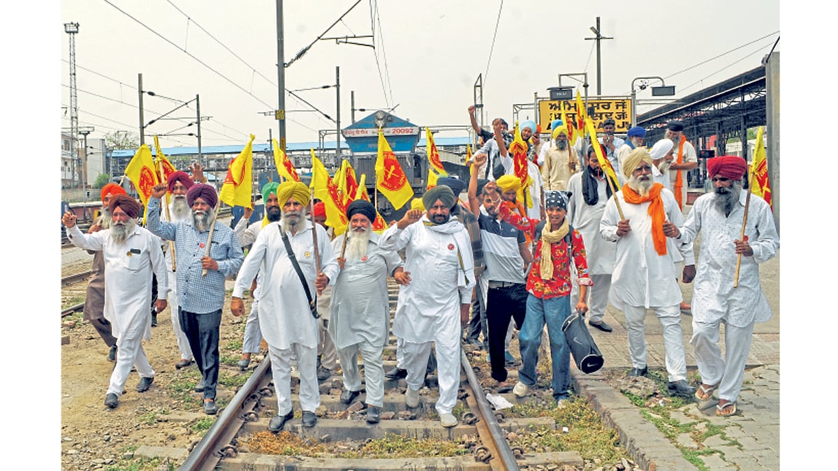 Rail Roko : पंजाबमध्ये शेतकऱ्यांचा ‘रेल रोको’
