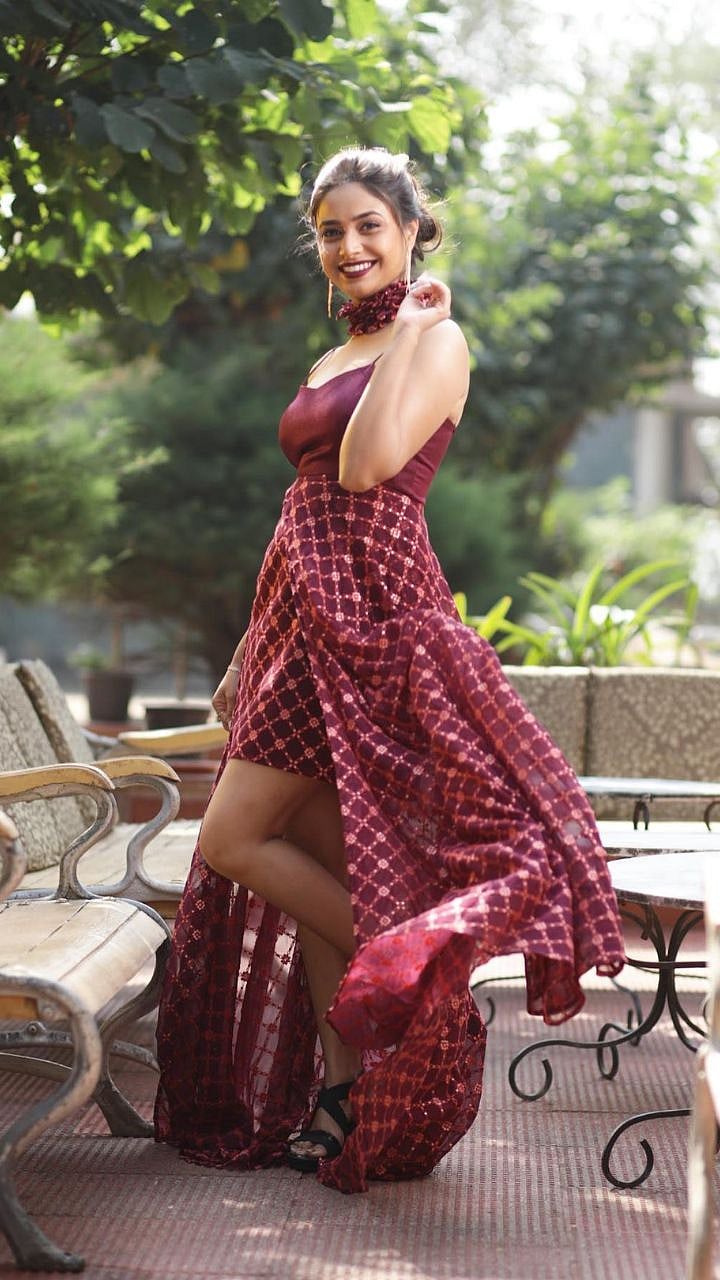 गालावर थरथरते साय दुधाची.. अंगावर चव धरते गोड मधाची.. Sayali Deodhar