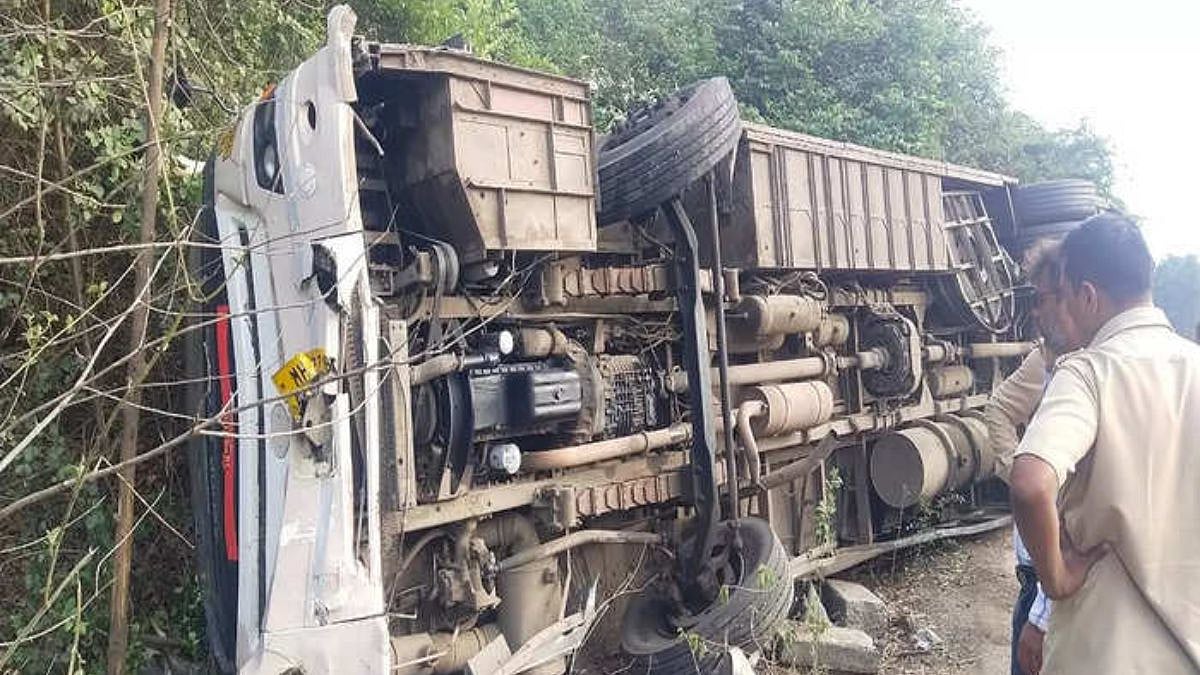 Accident News: चालकाचे नियंत्रण सुटल्याने शिवशाही बसला भीषण अपघात; १ ...