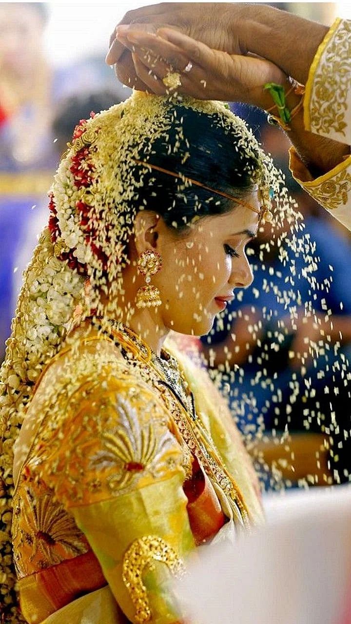 Marriage Rituals : लग्नात वधू-वराच्या डोक्यावर अक्षता का टाकतात? l why ...