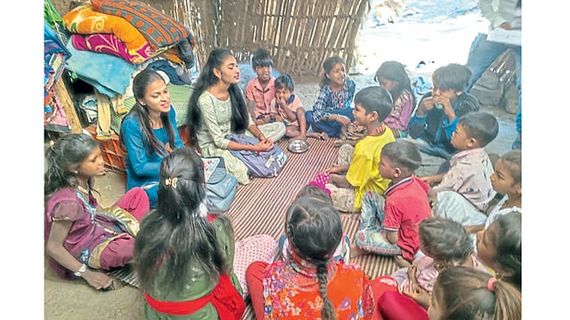 कातकरी वस्तीमध्ये तेवतेय ज्ञानप्रबोधिनी संस्थेतर्फे शिक्षणाची ज्योत!