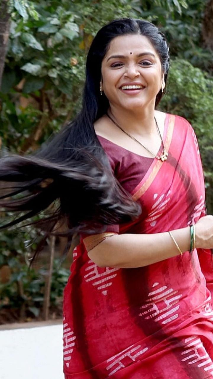 उडती केस भुरुभुरु, डाव्या डोळ्यावर बट धरली.. Deepa Parab Chaudhari