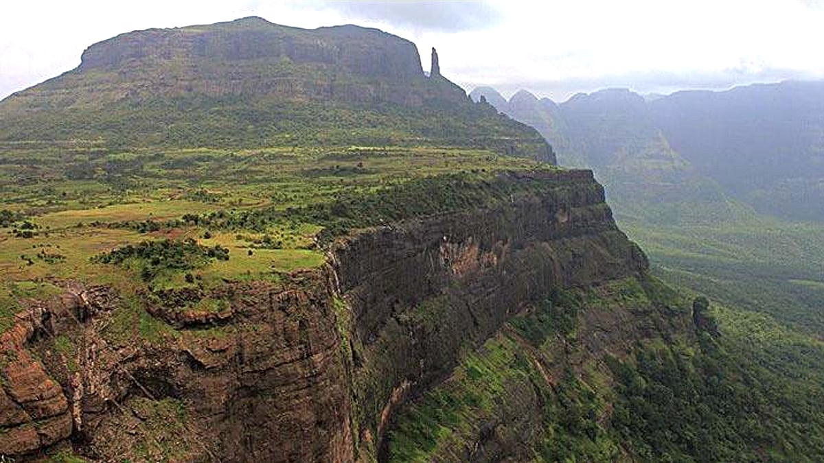 पुणे परिसर दर्शन : दोन हजार वर्षांपूर्वीचा जीवधन किल्ला- नाणेघाट