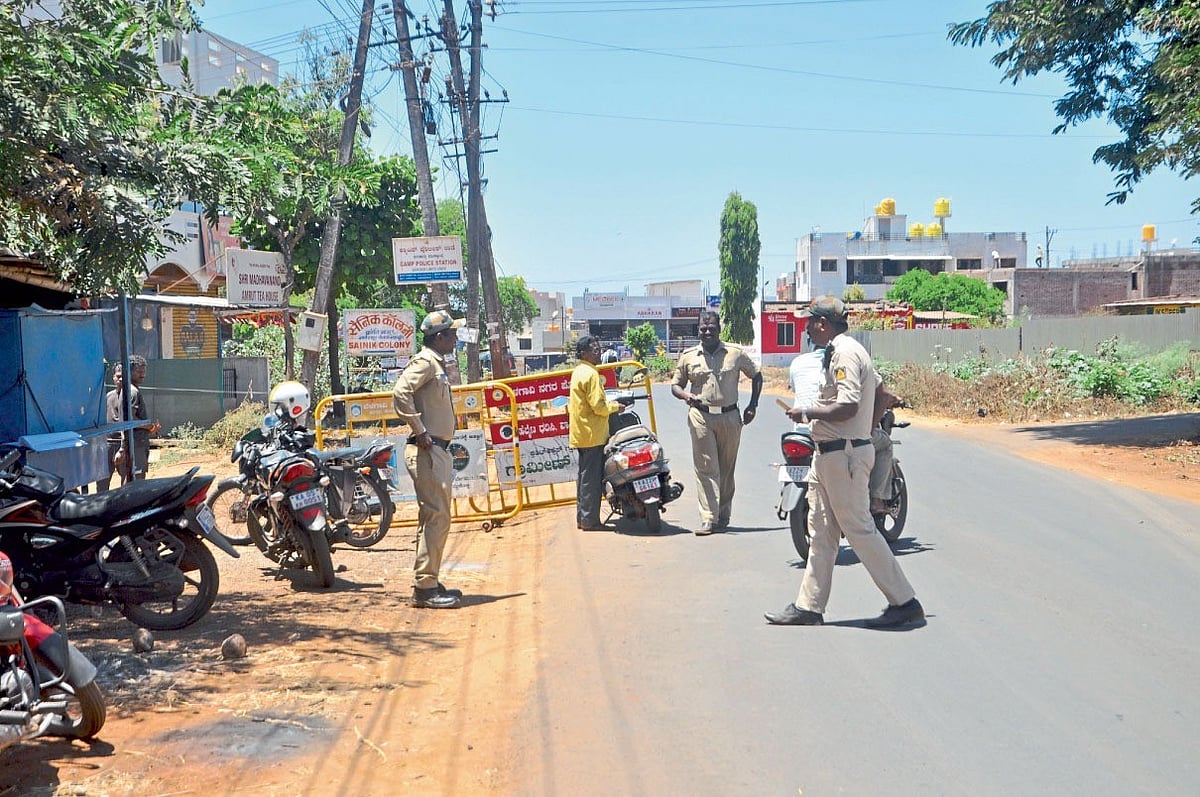 District Internal Checkpost : लग्न साहित्य खरेदीला चेकपोस्टचा धसका ...