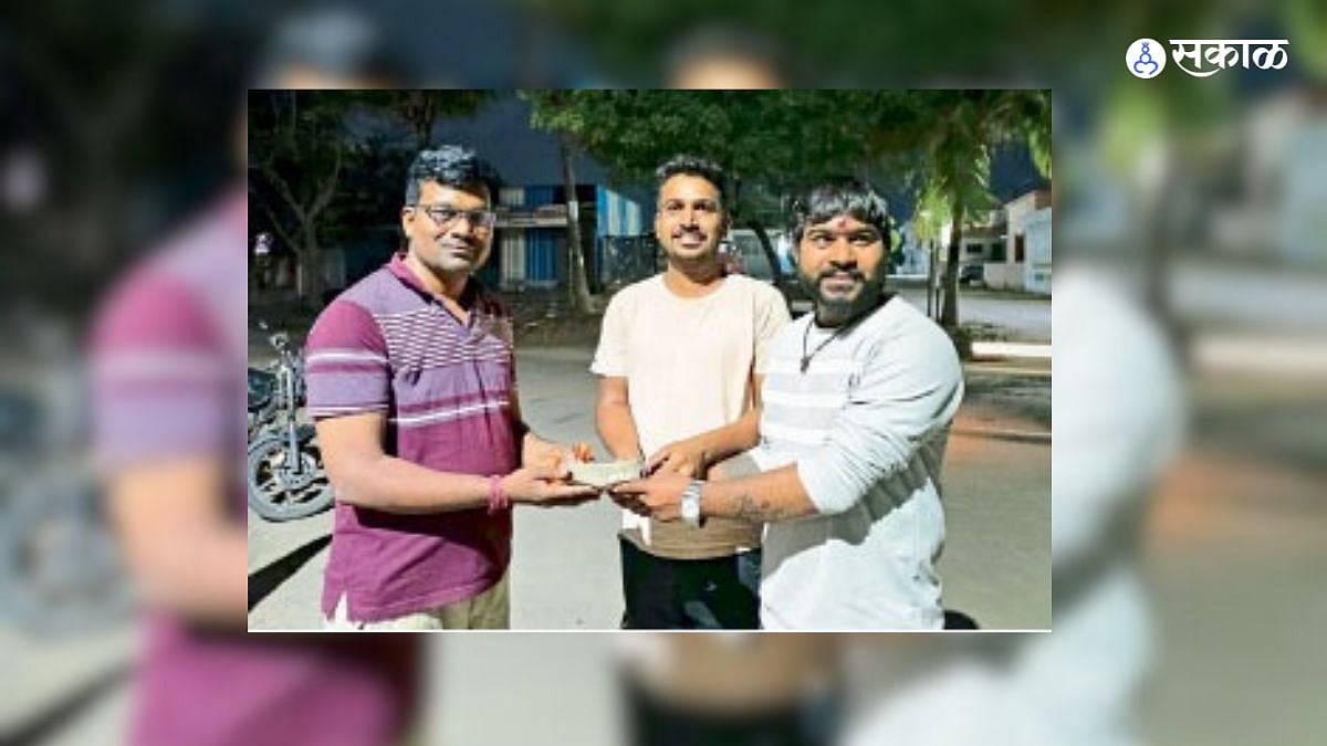 मोहात पडला नाही; सापडलेले लाखो रुपये केले परत, सांगोल्याच्या तरुणाचं ...