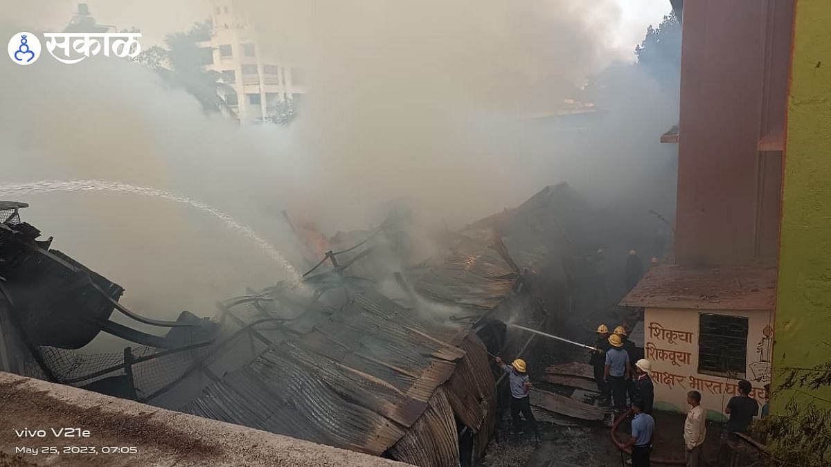Pune Fire: टिंबर मार्केटमध्ये आग आटोक्यात नाहीच, ४० गाड्या आणि १४० ...