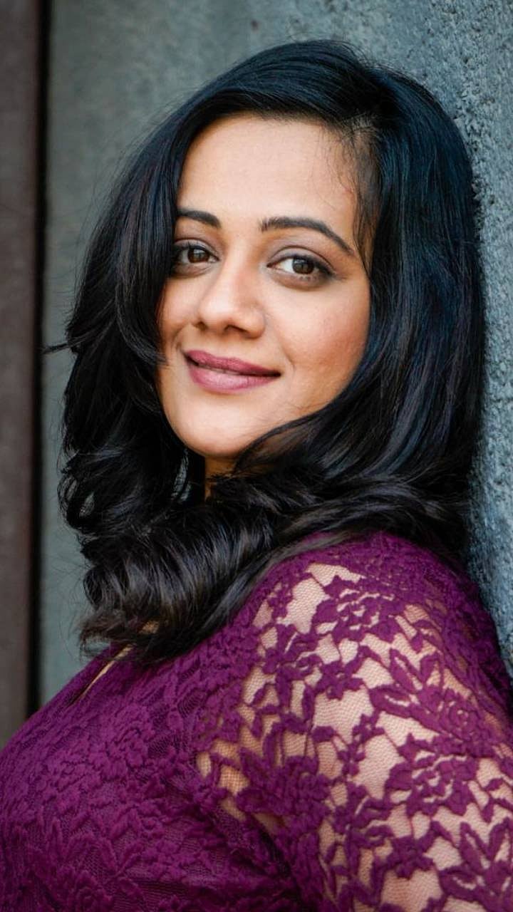 Spruha Joshi: कवितेच पानं तू...