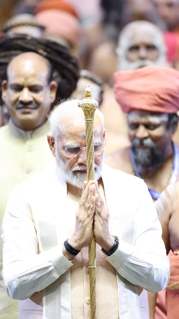 PM मोदींचा 'सेंगोल'समोर साष्टांग दंडवत