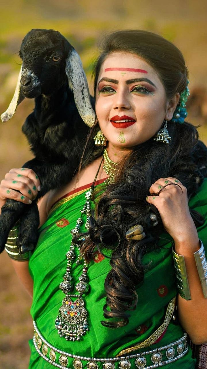 आडवं कुंकू, खांद्यावर करडू; मोना निघाली शेताला | Monalisa Bagal