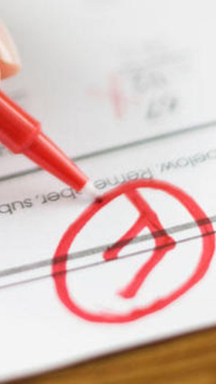 Red Pen | शिक्षक लाल पेनने का लिहितात