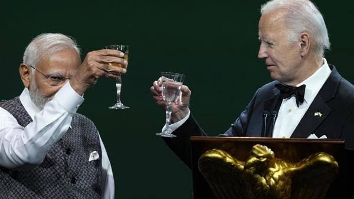 Table Manners : वाईनचा ग्लास पकडण्याची योग्य पद्धत माहितीये? चार चौघात ...