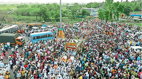 Ashadi Wari 2023 : चालों वाटें आम्हा तुझाचि आधार! पंढरीकडे निघालेला ...