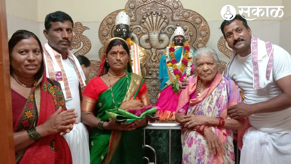 वडार समाजातील पवार कुटुंबीयांकडून वडांगळी विठ्ठल रुक्मिणी मंदिरात ...