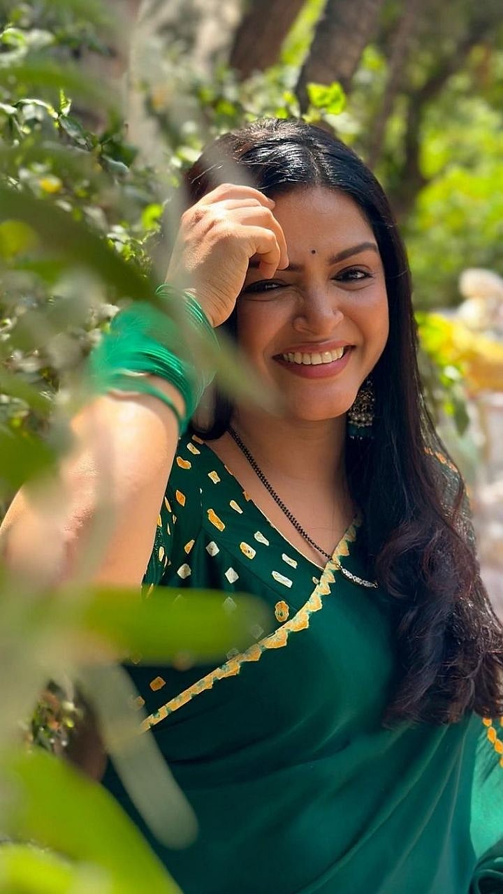 झाडांच्या आड लपलाय सौंदर्याचा झरा, ओळखलं? Deepa Chaudhari