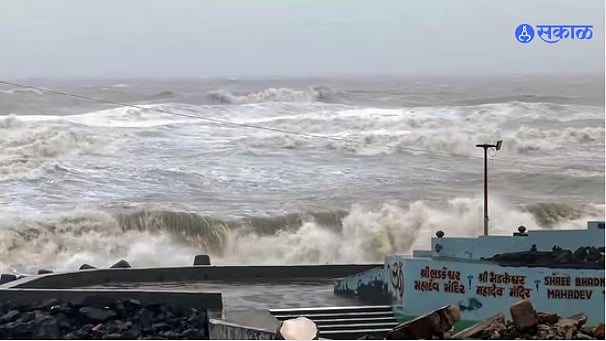 Biparjoy Cyclone : बिपरजॉय चक्रीवादळ गुजरातला धडकले; सौराष्ट्र ...
