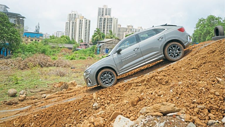 झूम : ऑफरोडिंग अन् बरंच काही...! pranit pawar writes Car Offroading