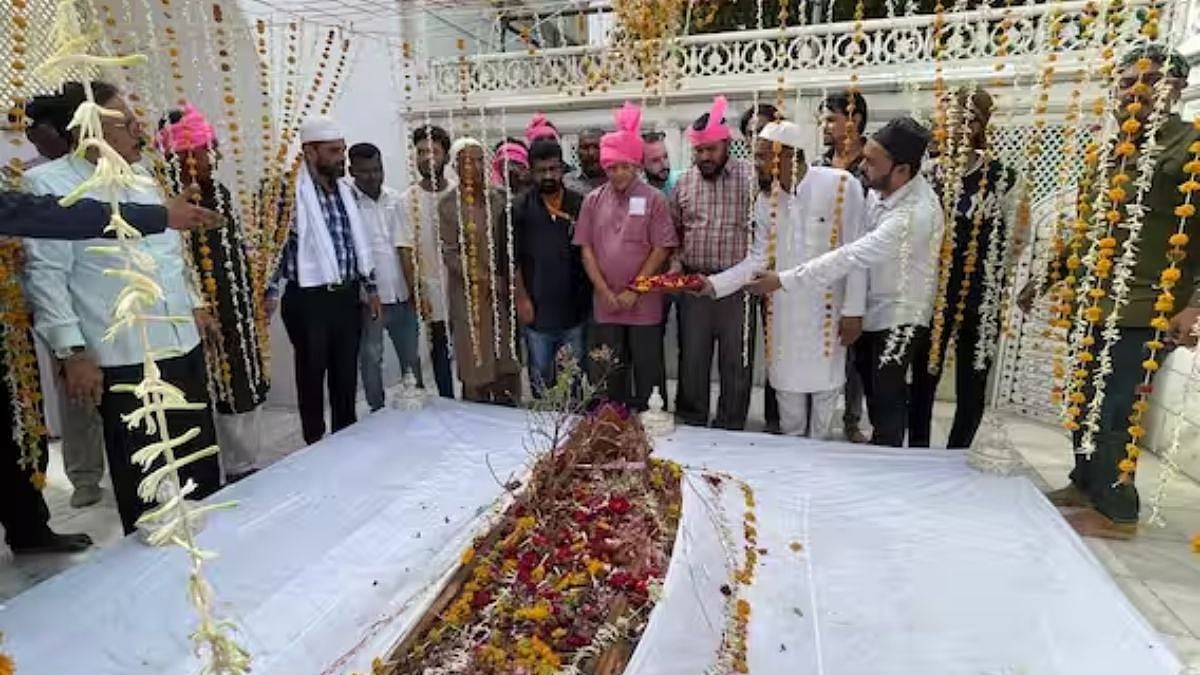 Prakash Ambedkar: औरंगजेबाच्या कबरीवर जाणं आंबेडकरांना भोवणार? हिंदू ...