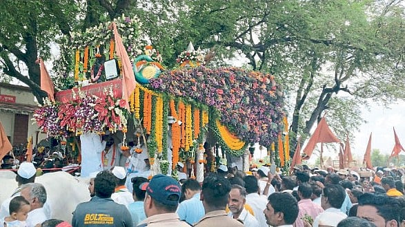 Ashadi Wari 2023 : रिमझिम सरींनी वारकरी सुखावले; रांगोळीच्या ...