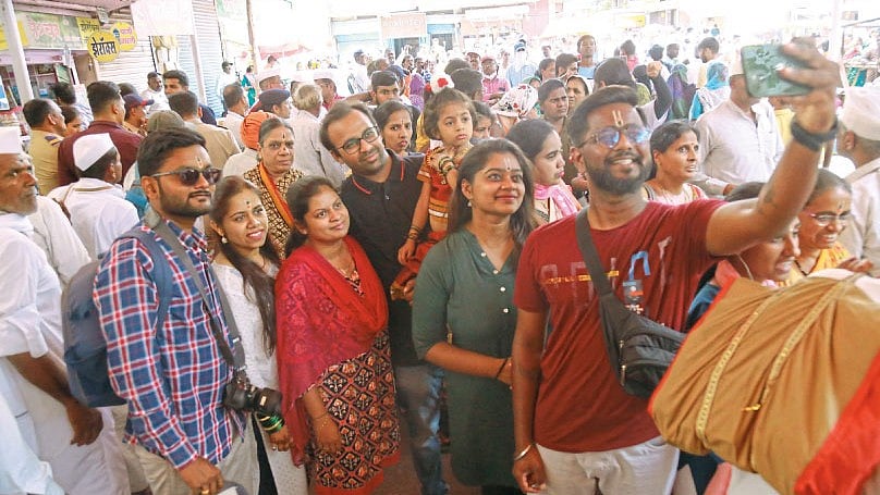 Ashadi Wari 2023 : कपाळाला गंध, टाळ-मृदंगांचा ठेका ! तरुणाईला भावला ...