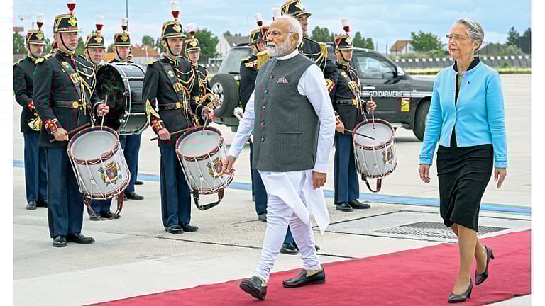 Narendra Modi : फ्रान्समध्ये मोदींचे जंगी स्वागत; ‘बॅस्टिल डे’ संचलनाला ...