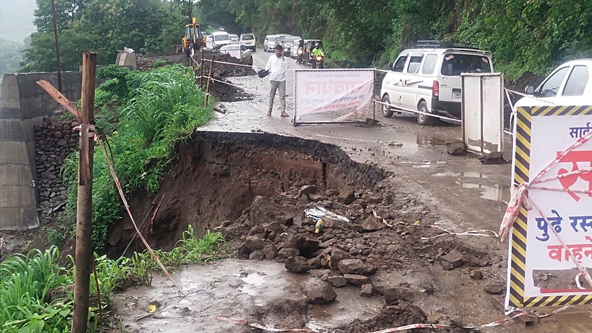 Road Work : निकृष्ट दर्जाच्या कामामुळे रस्ता खचला; दुर्घटना टळली Poor ...
