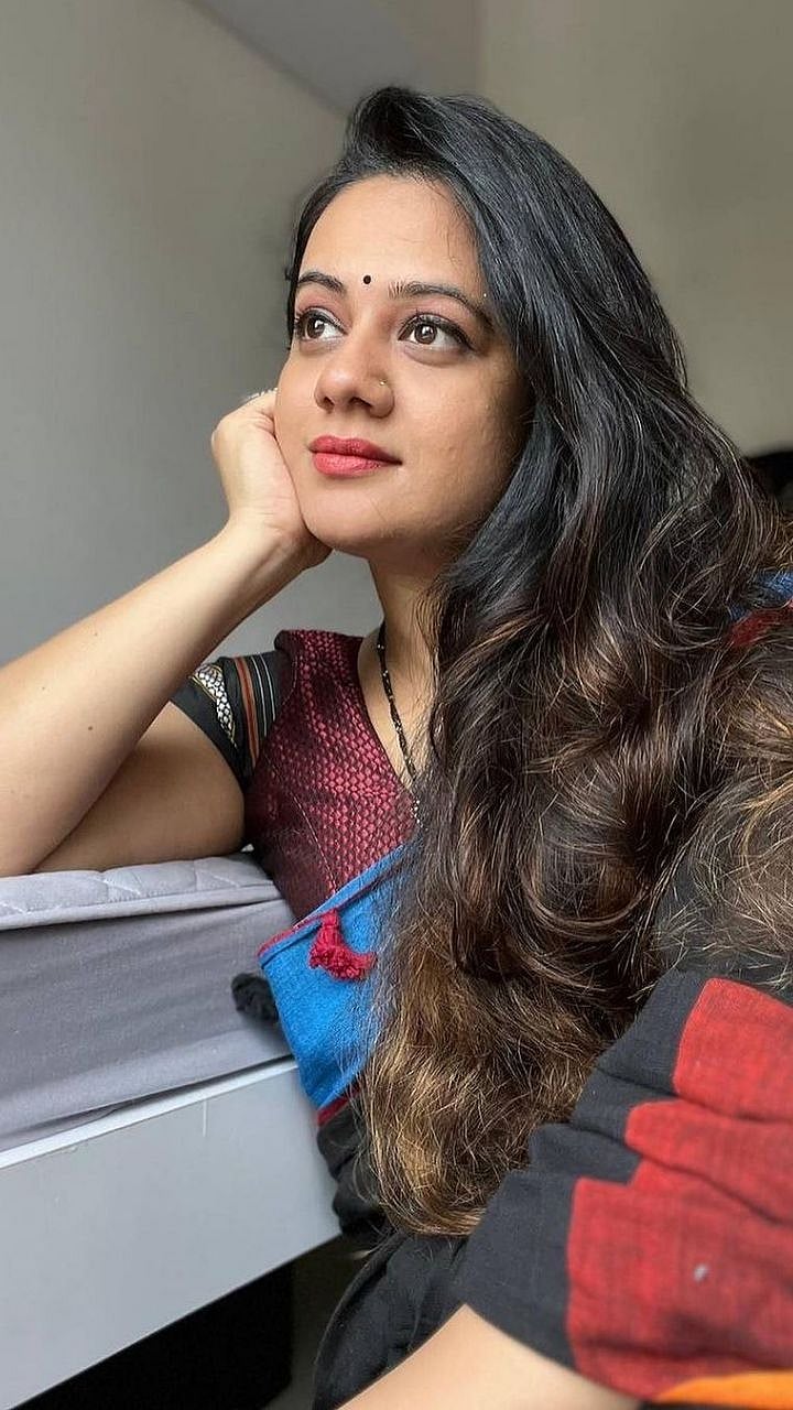 स्पृहा जोशीच्या नवऱ्याला पहिलंत का? Actress Spruha Joshi