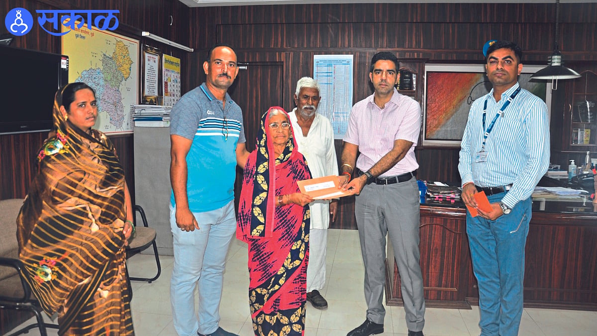 Dhule News : शहीद जवानाच्या कुटुंबीयांना धनादेश; जिल्हाधिकारी जलज शर्मा ...