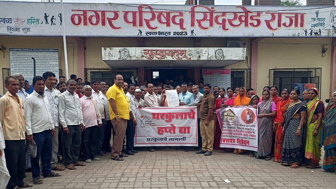 Sindkhed Raja : सिंदखेड राजा येथे घरकुल हप्ता मिळण्यासाठी रक्ताने ...