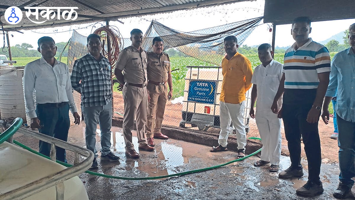 Dhule Crime : साक्री पोलिसांकडून ‘DEF’चा बनावट द्रव्य कारखाना उद् ...