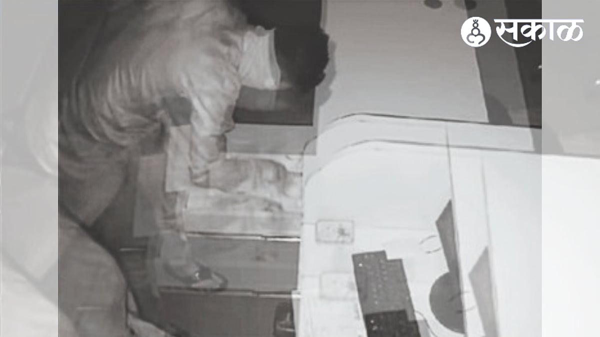 Nashik Crime: शोरूम फोडून 13 हजारांवर डल्ला; चोरी CCTV कॅमेऱ्यात कैद | 13 thousand stolen by ...