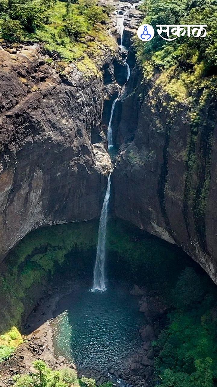 महाराष्ट्रातील सर्वांत सुंदर धबधबा पाहिलाय? | Devkund Waterfall