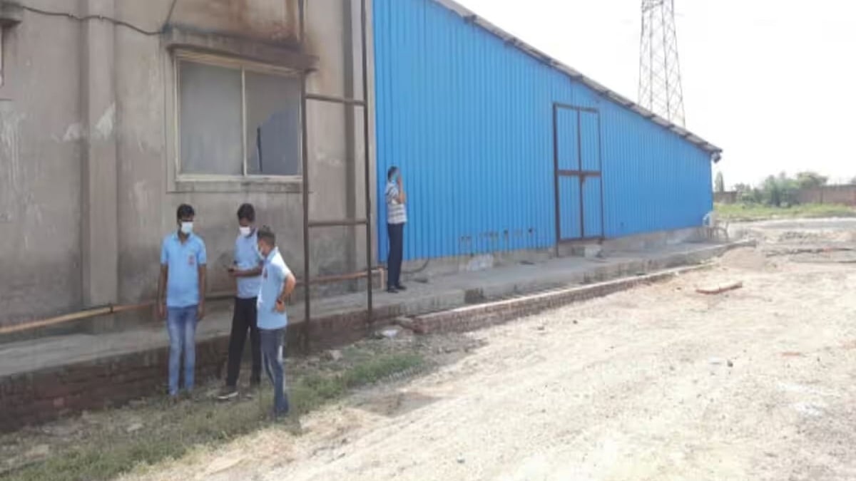 MP Gas Leakage: फूड फॅक्टरीमध्ये विषारी वायू गळती; तीन संख्या भावांसह 5 ...