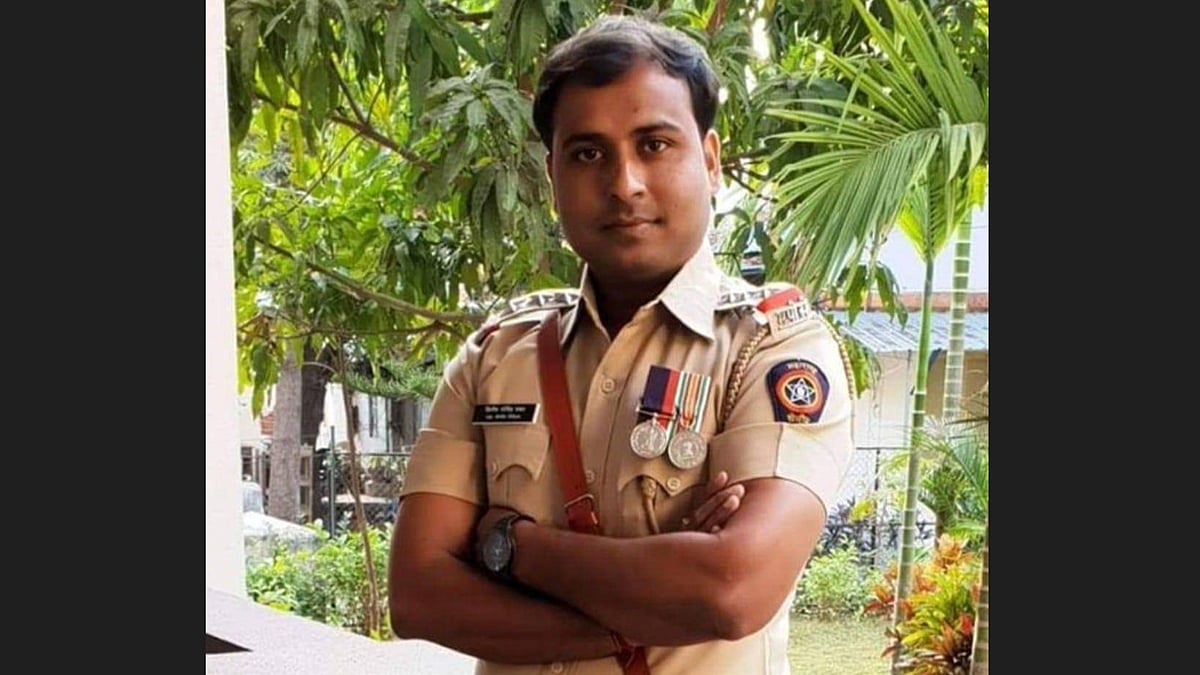 Mohol News : सहाय्यक पोलीस निरीक्षक दिलीप पवार यांना 'ग्रीन वर्ल्ड प्राइड ऑफ इंडिया 2023' हा ...