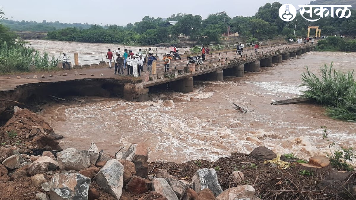 ऐका...हो...ऐका, पुलाला भगदड पडल्याने रहदारी बंद! शेतीशिवारातील ...