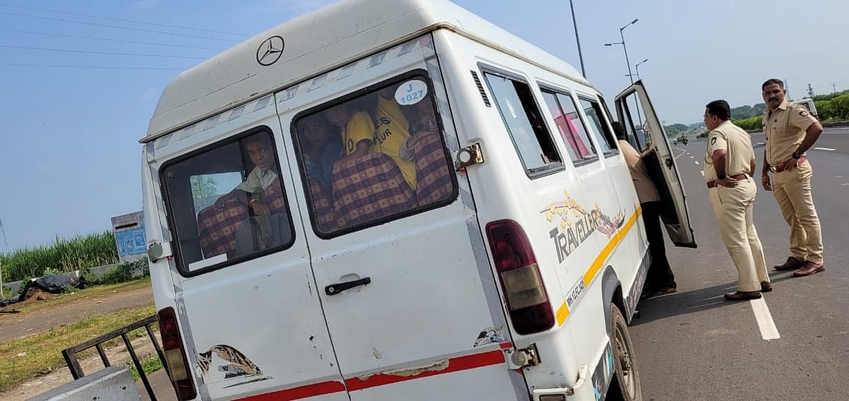 धक्कादायक! ना फिटनेस ना परमीट, तरीही १८ प्रवाशांच्या मिनी बसमध्ये ...
