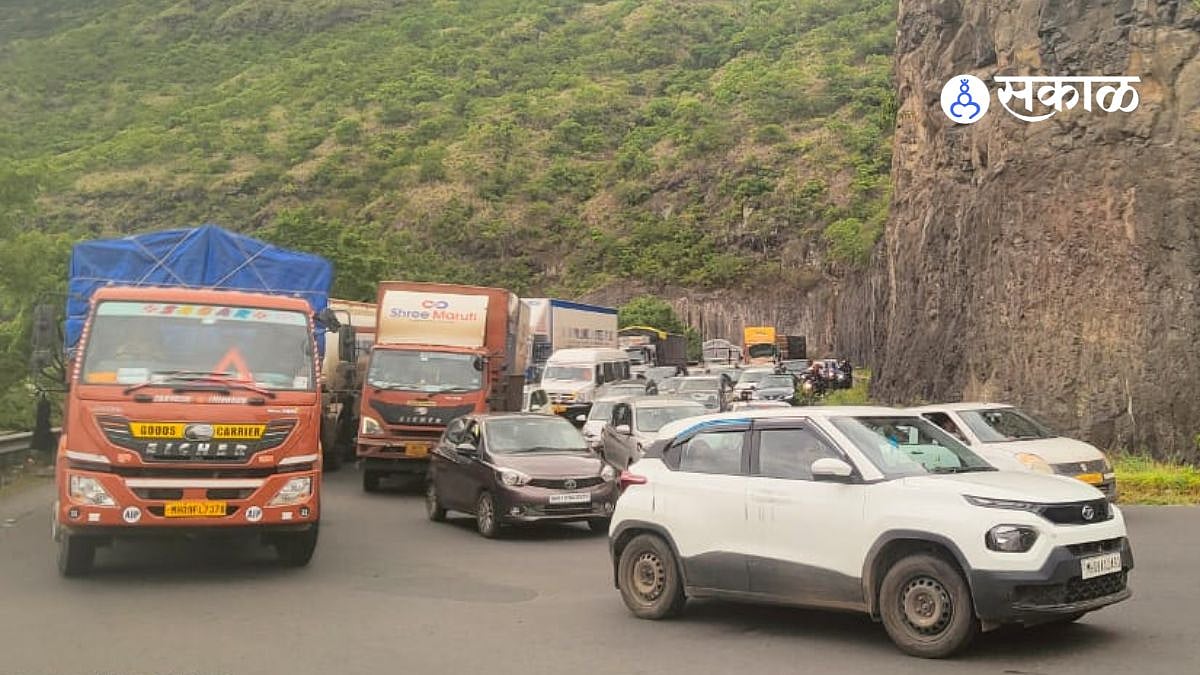 खंबाटकी घाटात मोठी वाहतूक कोंडी; सकाळपासून धिम्या गतीनं वाहतूक सुरू ...