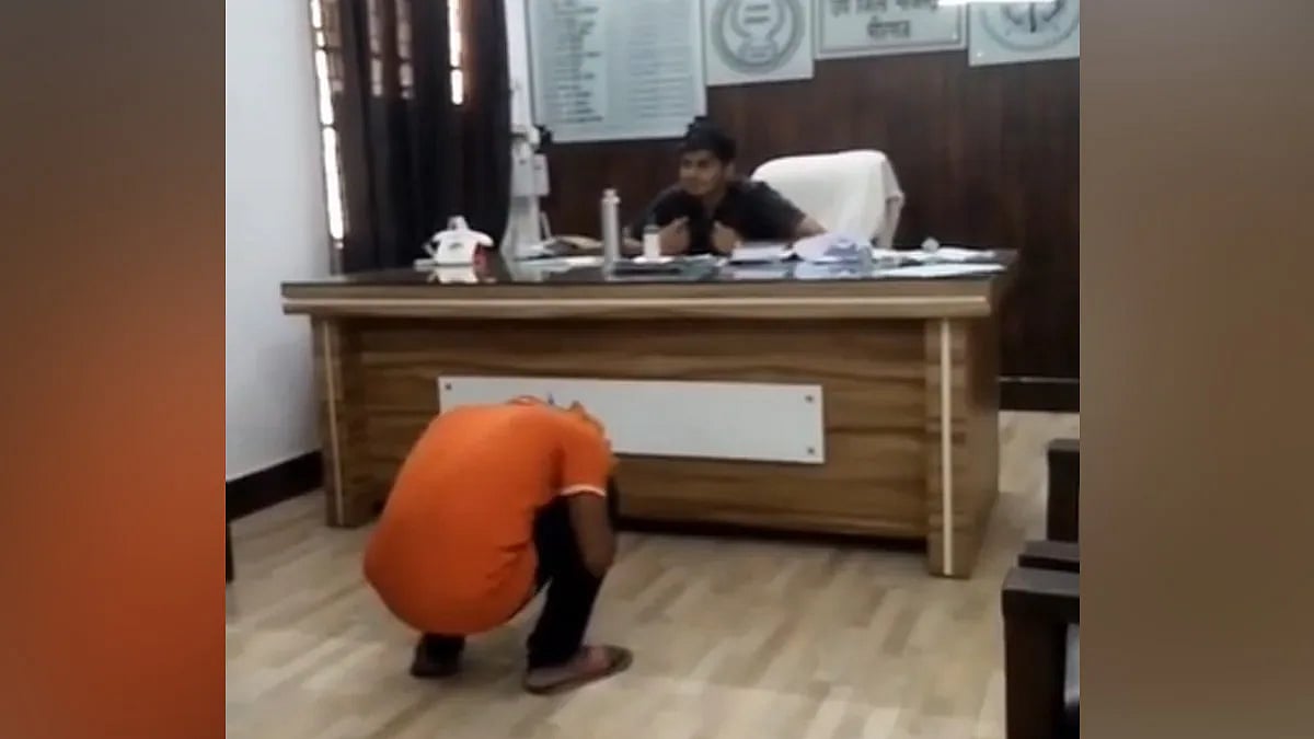 UP News: व्यक्तीला कोंबडा होण्याची शिक्षा करणाऱ्या अधिकाऱ्याला घडली ...