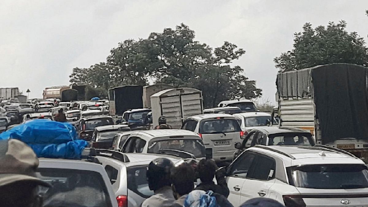 सातारा-पुणे महामार्गावरील खंबाटकी घाटात अपघात; कंटेनरने दोघांना चिरडले ...