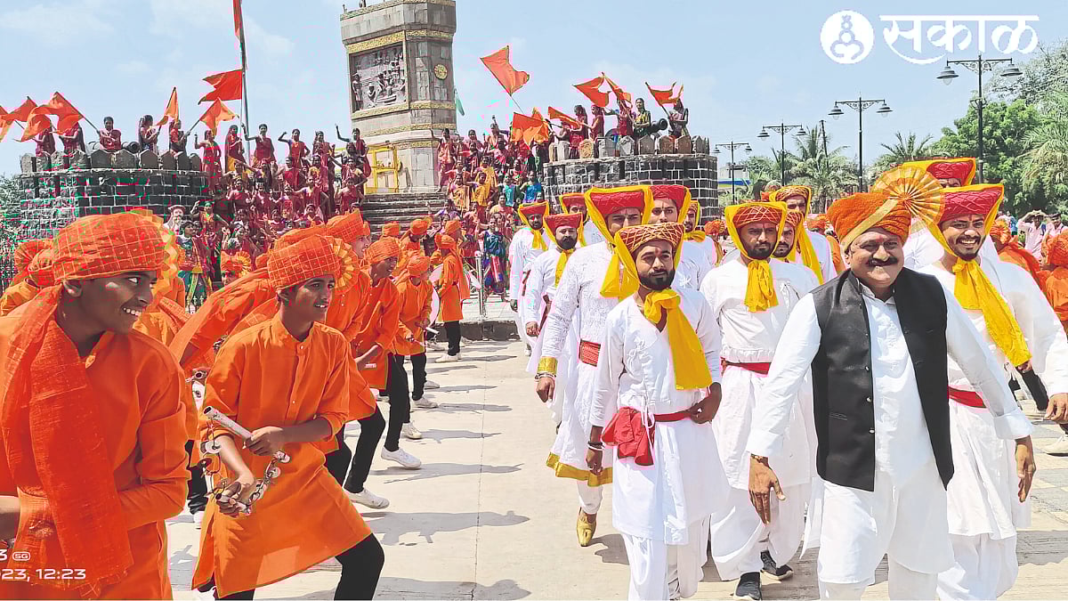 देवळ्यात ‘एकदम पक्का-भाऊचा धक्का’चे चित्रीकरण! मध्यवर्ती ठिकाणी असलेले ...
