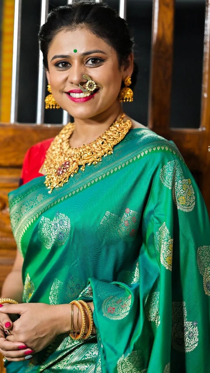 मोरपंखी रंगात अश्विनीचा दिलखुलास अंदाज | navratri 2023 actress ashwini ...